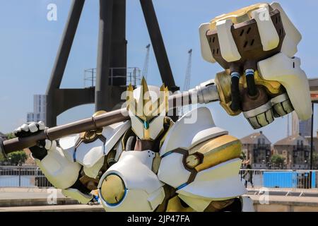 Cosplayer posing Reinhardt from Overwatch in huge costume, London Comic ...