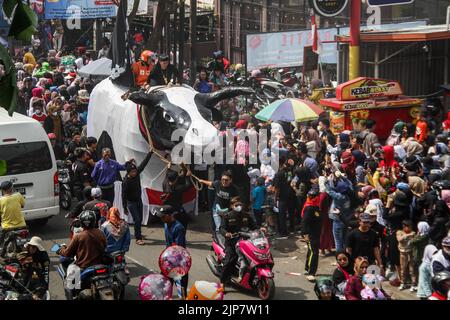 Parongpong, West Java, Indonesia. 16th Aug, 2022. Residents take part ...