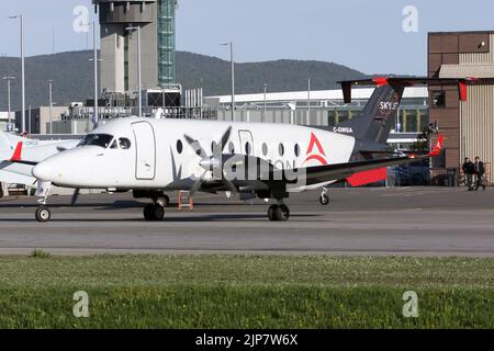 A Skyjet Aviation (Air Liaison) Beechcraft 1900D taxiing at Quebec ...