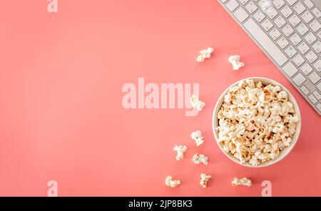 Popcorn and keyboard on pink background, flat lay Stock Photo - Alamy