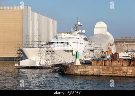 The Vladimir Putin’s superyacht Graceful, renamed Kosatka following ...