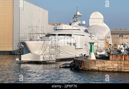 The Vladimir Putin’s superyacht Graceful, renamed Kosatka following ...