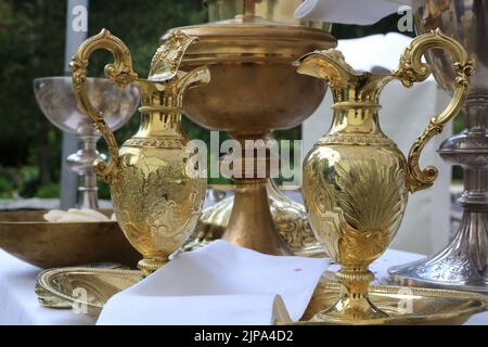 Table eucharistique : calice, ciboire, patène, huile Sainte, Saint ...