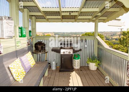 Barbecue area at the Bluebird caravan, High Bickington, North Devon ...