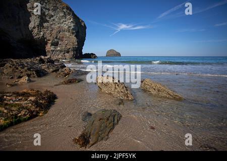 The golden sands of Trebarwith Strand beach, North Cornwall, UK with ...