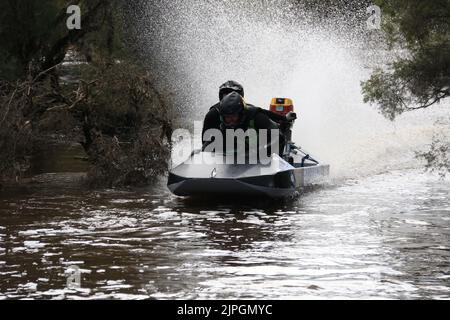 Power Boats Passing Through Swan Valley, Avon Descent 2022 Boat Race ...