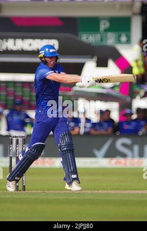 Leeds, England, 14 August 2022. Umpires Jasmine Naeem and Neil Pratt at ...