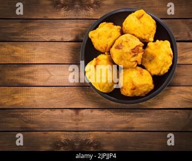 Papas rellenas Colombian - Colombian fried street food Stock Photo - Alamy
