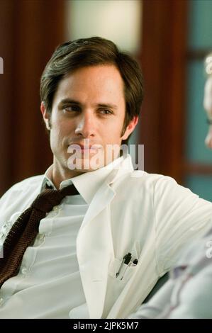 Gael Garcia Bernal as Julian Goldstein and Kate Hudson as Marley ...