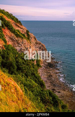 Sunset at Giant cliff at Larn island (Koh Larn). Beautiful of sea at ...