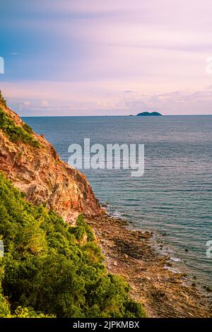Sunset at Giant cliff at Larn island (Koh Larn). Beautiful of sea at ...