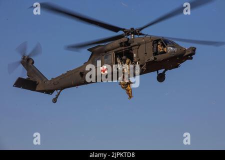 Soldiers assigned to Headquarters and Headquarters Battalion, 101st ...