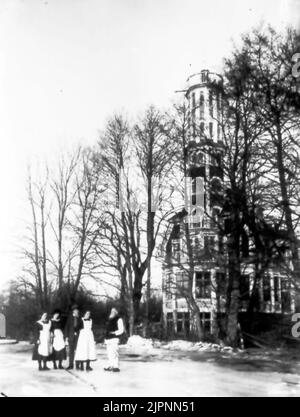 Gullåkra. Edla and Johan Wikman, Erik Stenholm, Hilda Esberg, Anna ...