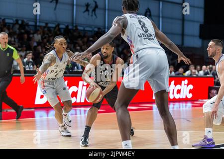 (C) Denis TRASFI / MAXPPP - à Paris à la Halle Georges Charpentier le ...