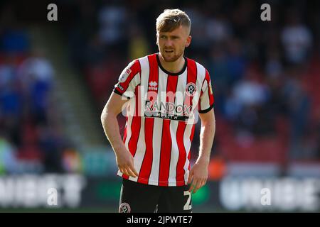 Tommy Doyle #22 of Sheffield United passes the ball during the Sky Bet ...