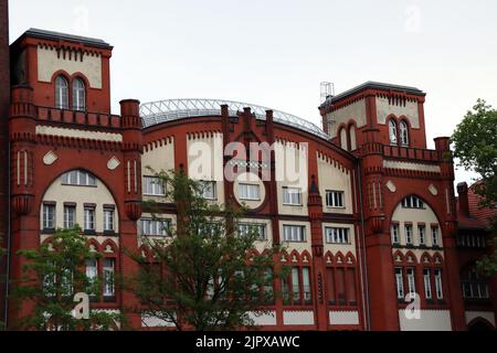 historische Schaufassade im Stil der märkischen Backsteingotik des mit ...