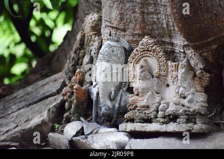 Idols of Hindu gods under a tree Stock Photo - Alamy