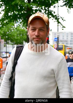 Julian Looman bei der Ankunft zu Dreharbeiten am Potsdamer Platz ...