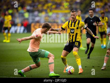 Mitchell Weiser (Werder Bremen, #08) am Ball, GER, FC Bayern Muenchen ...