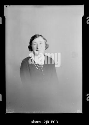 Woman, 1930s, Wellington, by Cuba Photographic Studio Stock Photo - Alamy