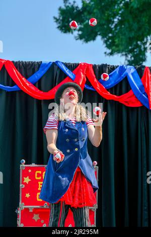 Cosmo's Pop-Up Circus, 5 ball juggling, Arts Alive Festival, Downtown ...