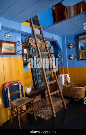 The interior of a traditional Dutch cottage at Volendam Stock Photo - Alamy