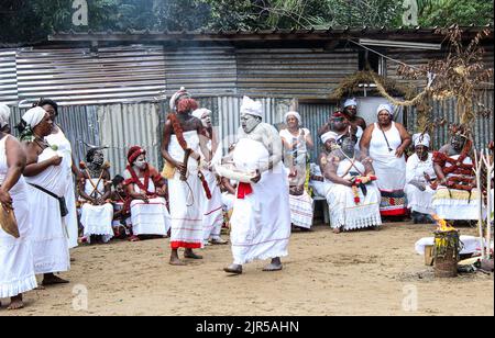 Initiation to the Gabonese feminine rite 'Ndjembe' in the Okala ...