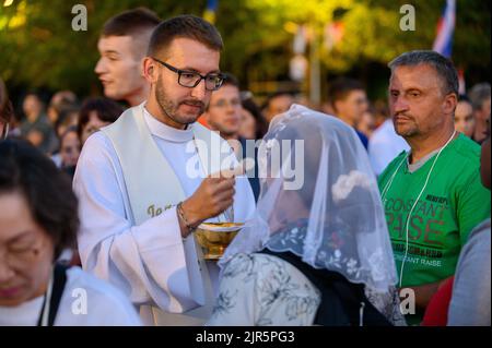 Catholic priest giving holy communion to a nun Stock Photo - Alamy