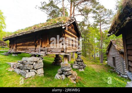 Traditional farm stone barn and house, Yorkshire Dales National Park ...