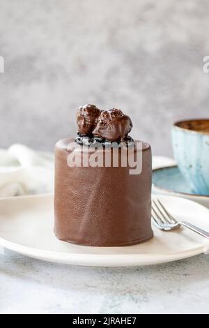 Chocolate cake on a gray background close up Stock Photo - Alamy
