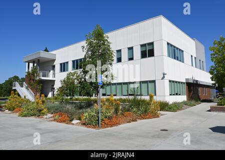 IRVINE, CALIFORNIA - 21 AUG 2022: Statue in the Quad at Irvine Valley ...