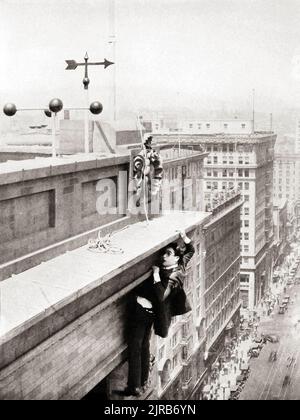 Harold Lloyd in the film Safety Last 1923, famous vintage Hollywood ...