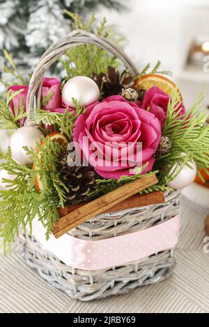 How to make Christmas table decoration with roses and thuja in wicker ...