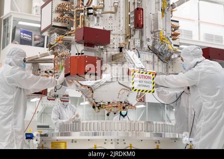 Usa. 9th Aug, 2022. Engineers and technicians lift the tall core of ...