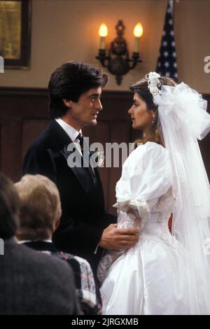 ROGER REES, KIRSTIE ALLEY, CHEERS, 1982 Stock Photo - Alamy