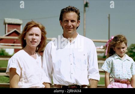 KEVIN COSTNER, AMY MADIGAN, GABY HOFFMANN, TIMOTHY BUSFIELD, FIELD OF DREAMS, 1989 Stock Photo ...