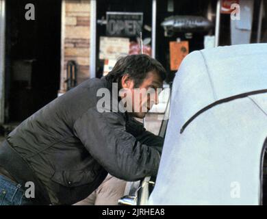 THE HUNTER (1980) RALPH "PAPA" THORSON, STEVE MCQUEEN HUNT 005 Stock ...