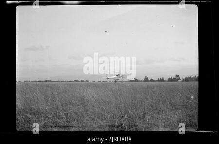 [Bi-plane], 1920s to 1930s, New Zealand, by Roland Searle Stock Photo - Alamy