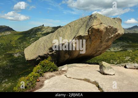 Hanging stone. Ergaki Natural Park, Krasnoyarsk Krai, Russia Stock ...