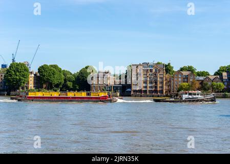 Cory Environmental tug Recovery pulling barge load on the River Thames ...