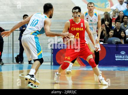 Nur Sultan. 26th Aug, 2022. Sun Minghui (R) of China goes for a basket ...