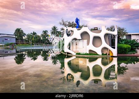 Sunset at VivoCity roof top Garden, it is a shopping mall near Sentosa ...