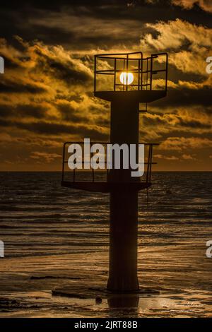 Magnifique coucher de soleil sur la plage d'Onival, les falaises, le ...