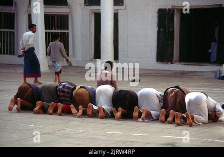 Djibla Yemen Men Praying in Courtyard at Queen Arwa Mosque Stock Photo ...