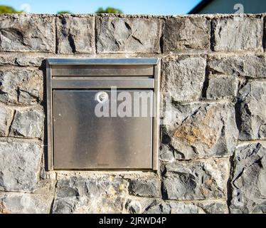 Mailboxes post mounted at entry gates, mailboxes embedded in a stone ...