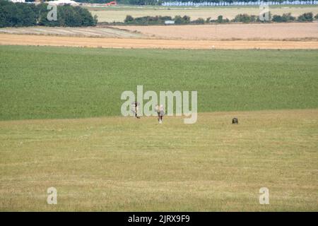 British army paratroopers preparing to move out from an airborne ...