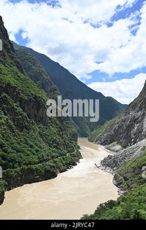 Views from the Awesome Tiger Leaping Gorge in Yunnan Province of China ...