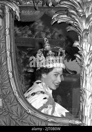 Black and White pictures of Queen Elizabeth II attached to the railings ...