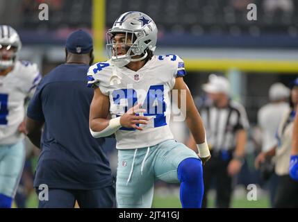 Dallas Cowboys running back Malik Davis makes a kickoff return against ...
