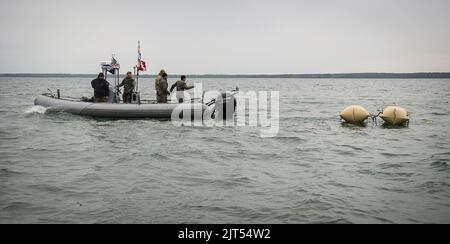 Members of Explosive Ordnance Disposal Team Detachment 21 (EOD Det 21 ...
